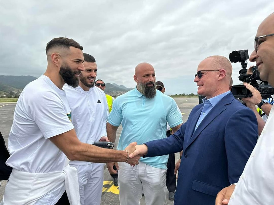 Accueil chaleureux de la star mondiale à Béjaïa : Karim Benzema en ...